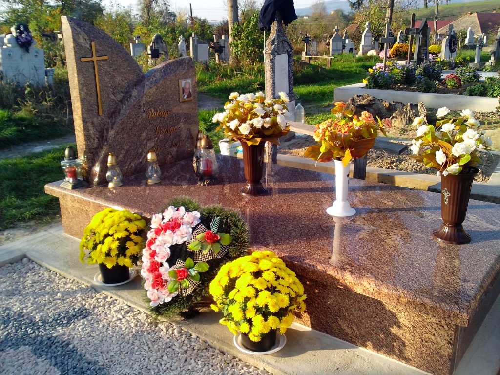 Morminte | Marmura Simeria monumente funerare cruci morminte fantani piatra