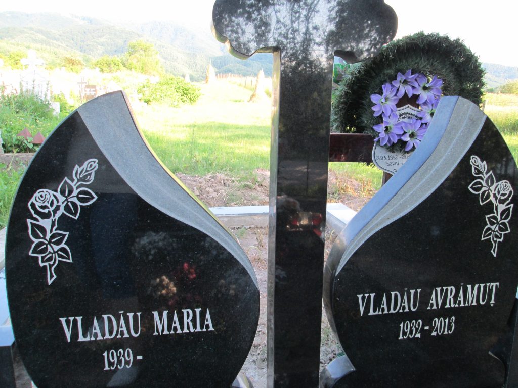 Morminte | Marmura Simeria monumente funerare cruci morminte fantani piatra