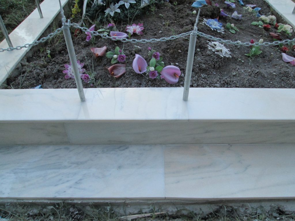 Morminte | Marmura Simeria monumente funerare cruci morminte fantani piatra