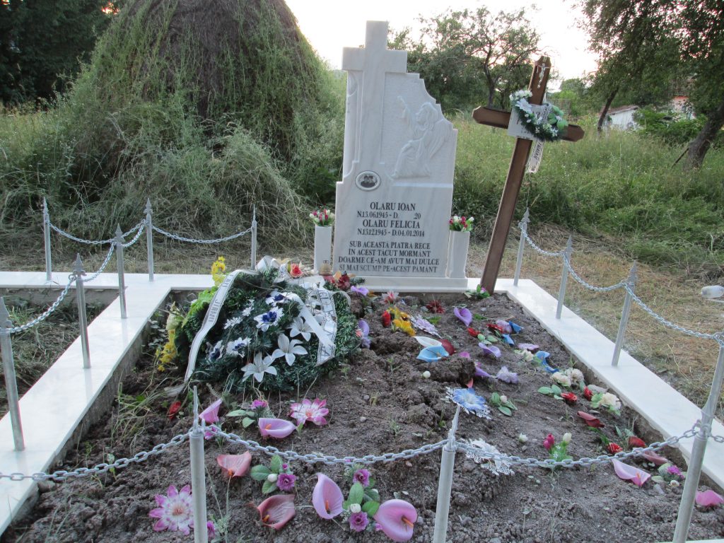 Morminte | Marmura Simeria monumente funerare cruci morminte fantani piatra